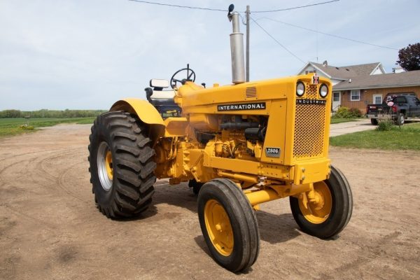 International Harvester - 2806 (Gas) - Old Iron Garage